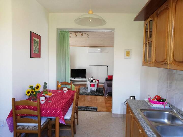 Nice 4 Bed Apartment-quiet Center! - Jelsa