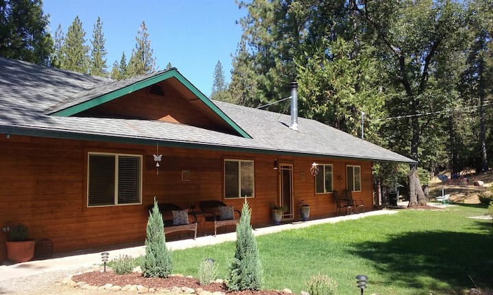 Serene Cabin On 3 Acres W/ Big Deck Near The Lake - Pollock Pines, CA