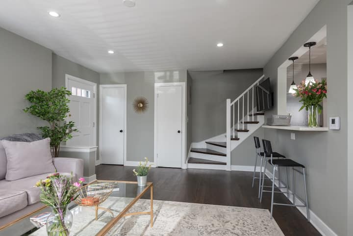 The Nancy’s Beautiful,spacious Urban Getaway - Chicago, IL
