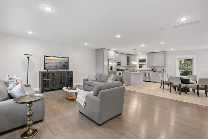 Fresh | 5 Bedroom | Luxury | Center | Sunny - Fairfax, VA