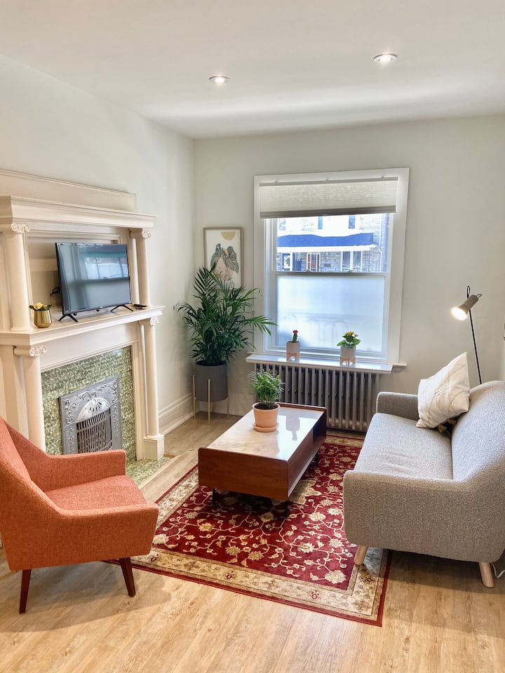 Chic 1 Bdrm Flat W. Patio, In Trendy Queen West! - Toronto