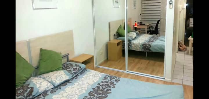Spacious Studio Apartment With Patio Facing North - Melbourne