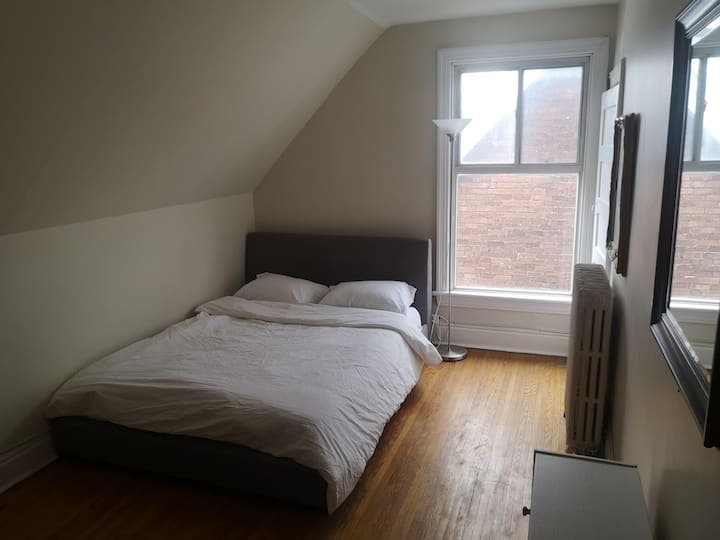 3rd Floor Large Private Room In Safe Neighbourhood - Toronto