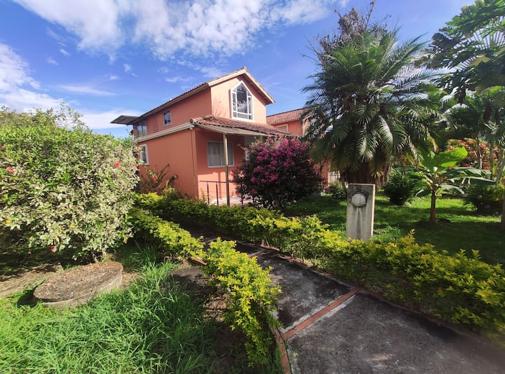 Casa De 2 Pisos Con 3 Cuartos Y Areas Comunes - Anapoima