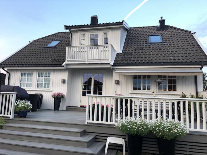 Stort Og Praktisk Feriehus For Sørlandsferien - Kristiansand