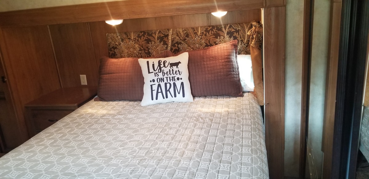 The Goat Farm Getaway at South of Sanity Farms - Campers/RVs for Rent ...