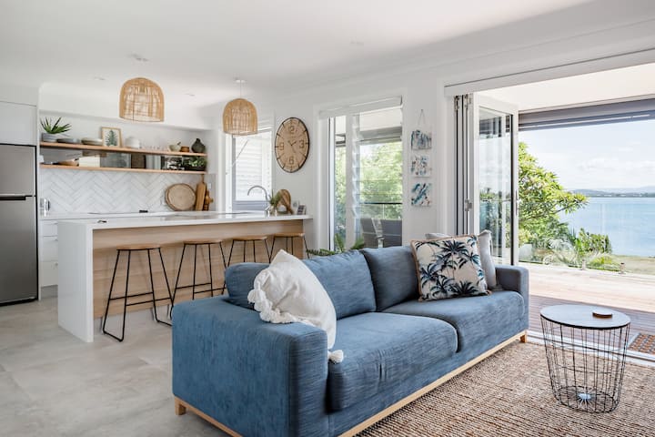 Little Sea Sea, Waterfront Beachside Apartment - Caves Beach