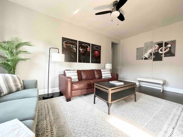 Modern Apt. W/ Hot Tub And Balcony | Sleeps 8 - Columbus, OH