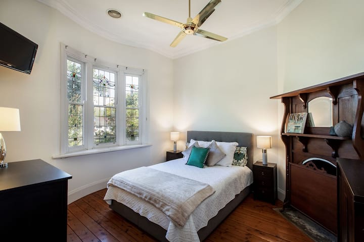 Gorgeous 3 Bed On Guinea - Albury