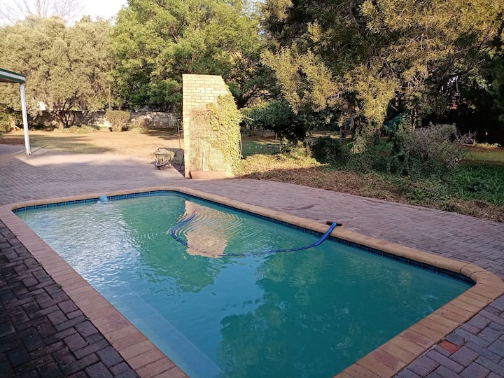 A Spacious 4 Bedrooms House With A Bar Area And Outdoor Swimming Pool, Spacious Yard Space And Braai Area. - Vereeniging