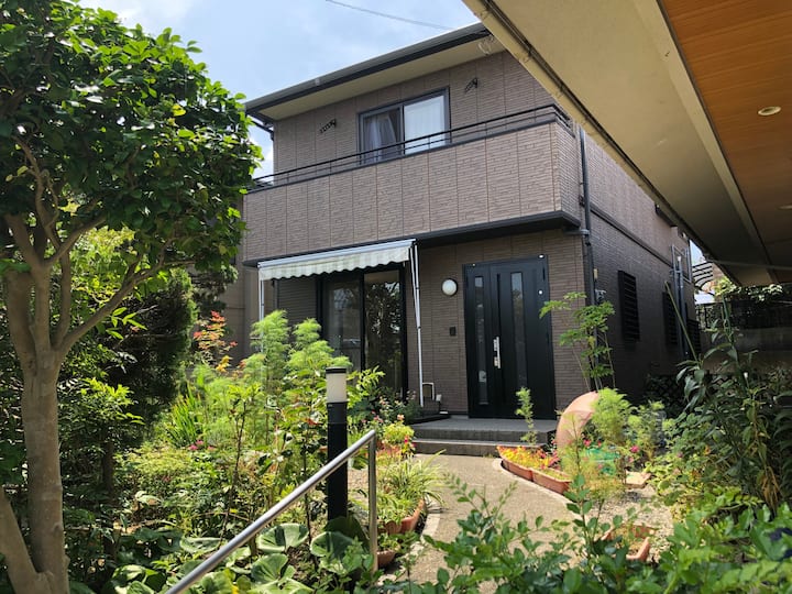 「民泊 ほたるの宿」築25年の2階建て住居1棟貸しです。緑あふれる庭に囲まれ普通の田舎暮らし体験を! - Beppu