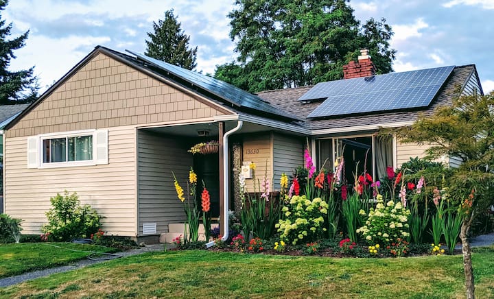 The Garage: A Private Cottage W/ Driveway Parking - Seward Park - Seattle