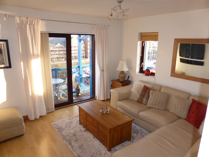 Modern Bright Top Floor Luxury Apartment + Balcony - Swansea