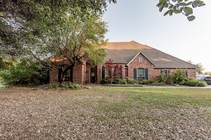 Beautiful Home, 3 Wooded Acres, Sleeps 16 - Weatherford, TX