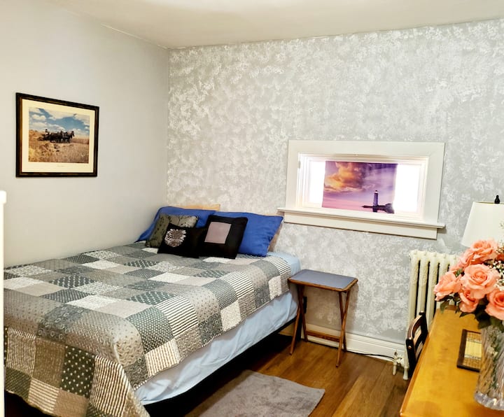 #2 Private Room In Quiet Guest House Near Downtown - Winnipeg