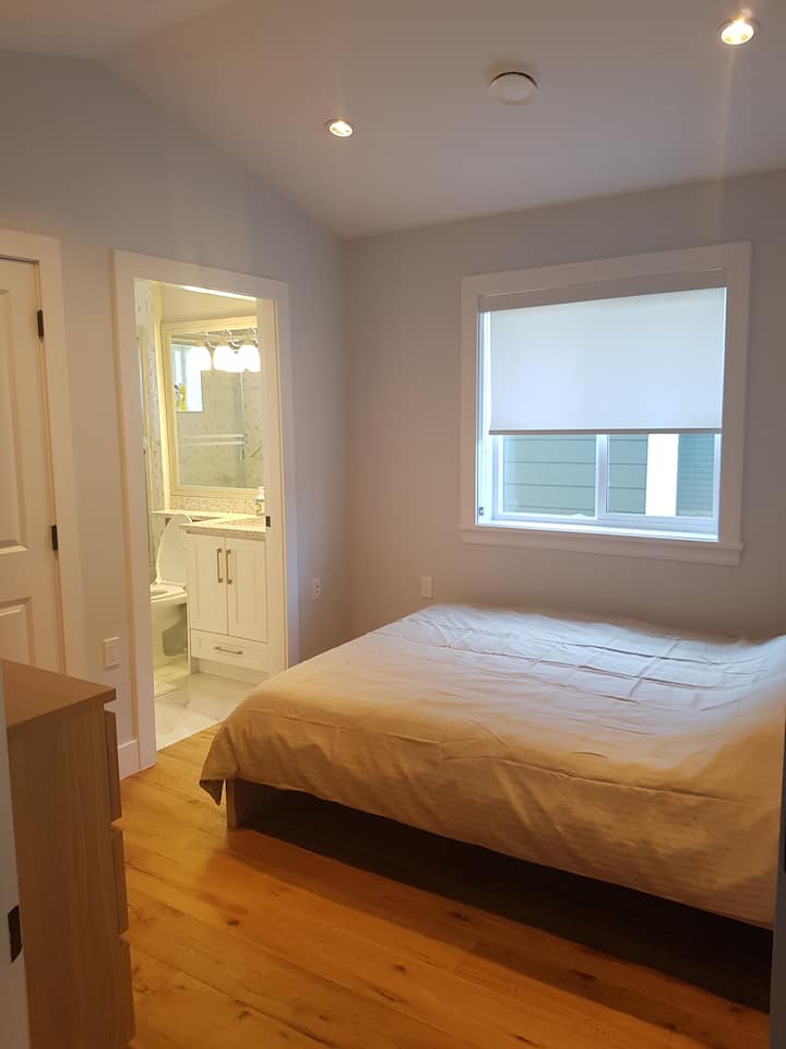 Beautiful Bedroom 2 With Ensuite Bathroom - Vancouver