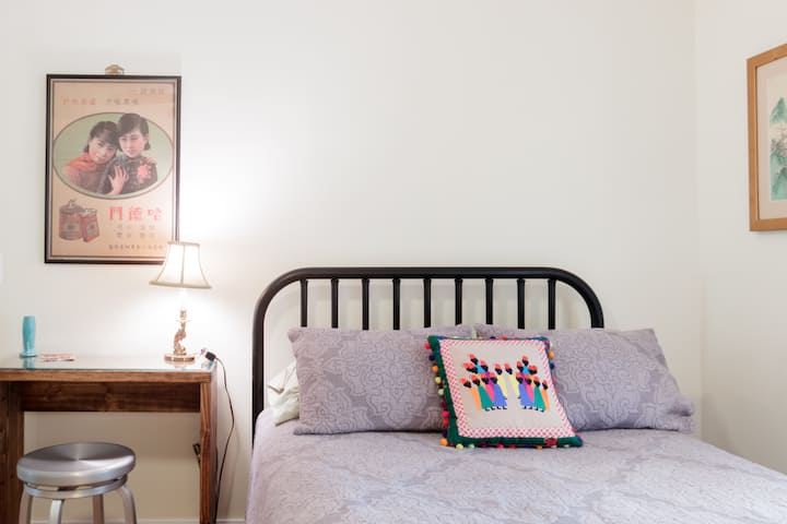 Private Room In Quiet, Eclectic Home In Quaint Mt. Pleasant - Mount Rainier, MD