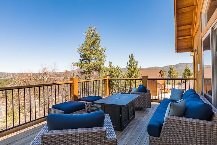 Sky High Mtn & Lake View, Theater, Hot Tub & Games - Big Bear Lake, CA