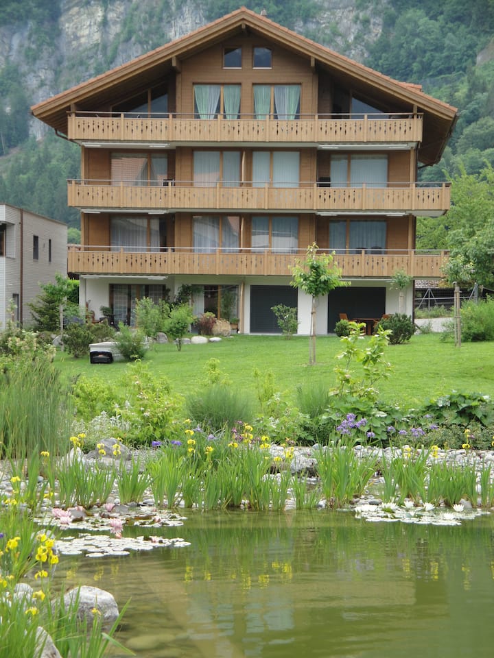 Romantic Typical Swiss Village On Lake Brienz - Grindelwald