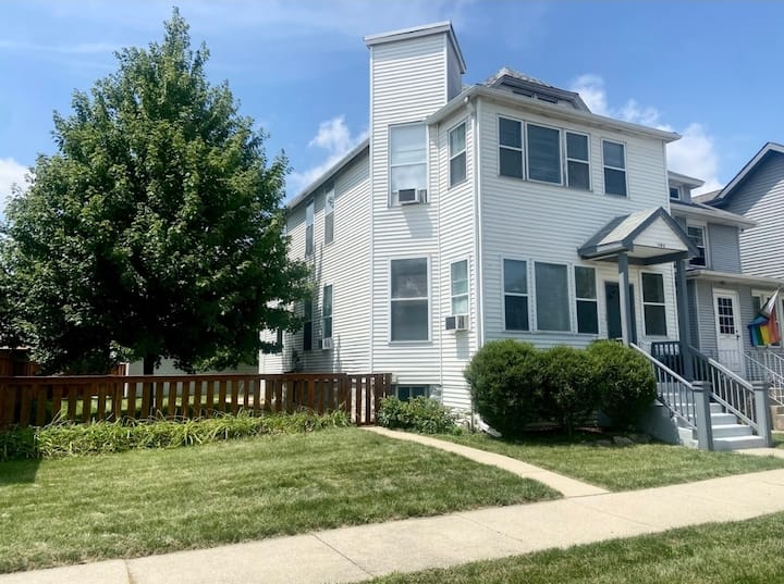 Insta-worthy Loft Condo, Free Parking, Fenced Yard - Chicago, IL