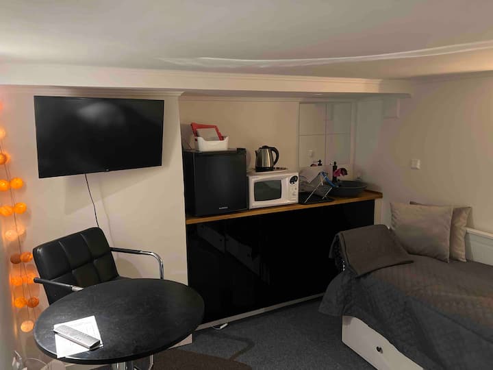 Cozy Room, Ten Minutes Walk To The Subway - Solna