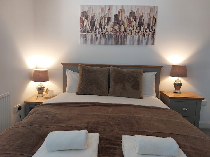 4 Bedroom House With Private Garden And Parking - Edinburgh