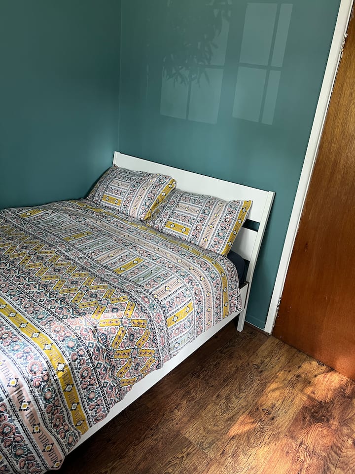 Single  Room In Cheam Village - Epsom