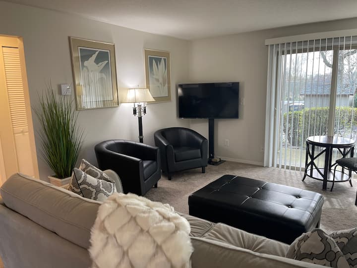 Entire Clean Cozy Condo Close 2 Downtown Pdx & Max - Beaverton, OR