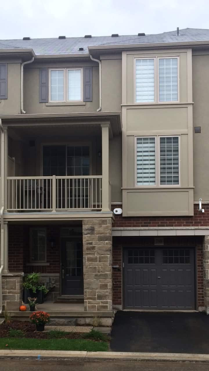 Modern & New Entire Oakville Townhouse 1200sq Feet - Oakville