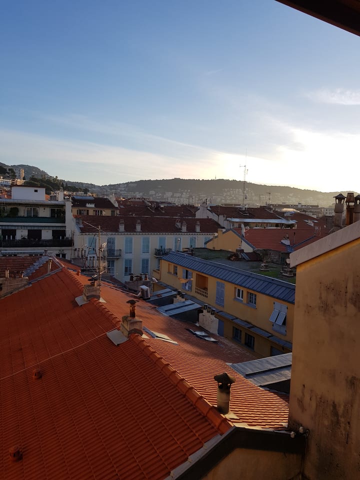 Joli Appartement Mansardé Au Centre Ville De Nice - Èze