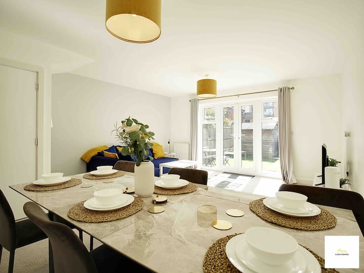 Reading Close To All Amenities/sleeps 8/w/parking - Reading