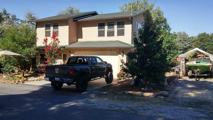 Beautiful 2 Story Home One Mile From Shast Lake - Whiskeytown Lake, Whiskeytown