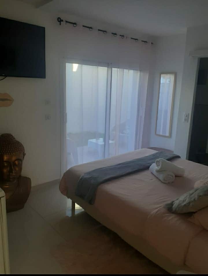 Suite Room Séduisante Avec Sdb Et Terrasse Privée - Tremblay-en-France