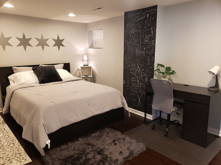 Large 2 Bedrm, 2 Blks To Cta Trains - Dwtn / Ord - Chicago, IL