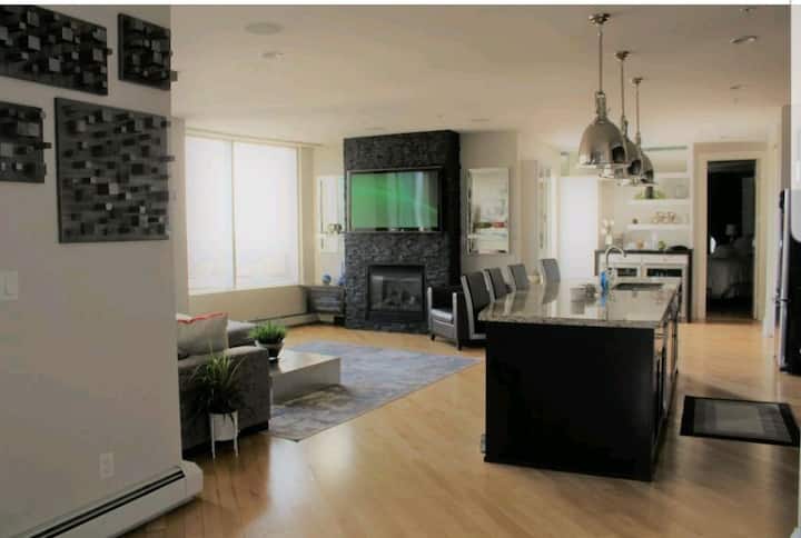 ★★Luxury Views+ Penthouse &Steam Room+downtown★★ - Edmonton