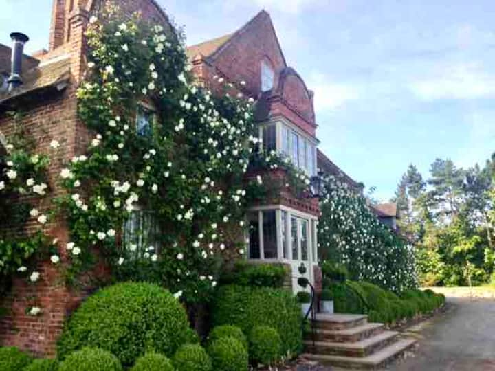 Tudor Manor House, Sleeps 14, Landscaped Gardens - Worcestershire