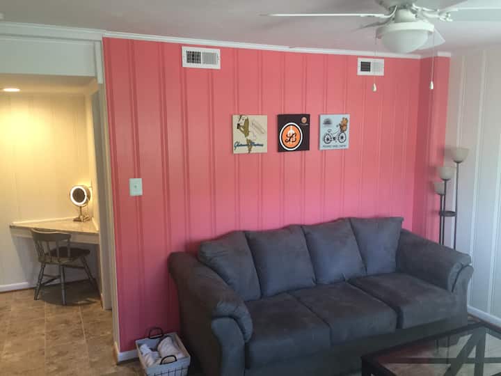 Welcome To The Wonderfully Comfortable, Caboose At Cville Cottage - Charlottesville, VA