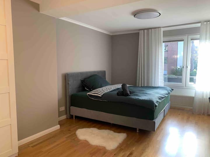 Gerresheim: Bright Quiet Bedroom En-suite Bathroom - Düsseldorf