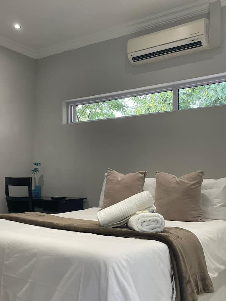 Charming Room In Aparthotel With A Pool View - Midrand