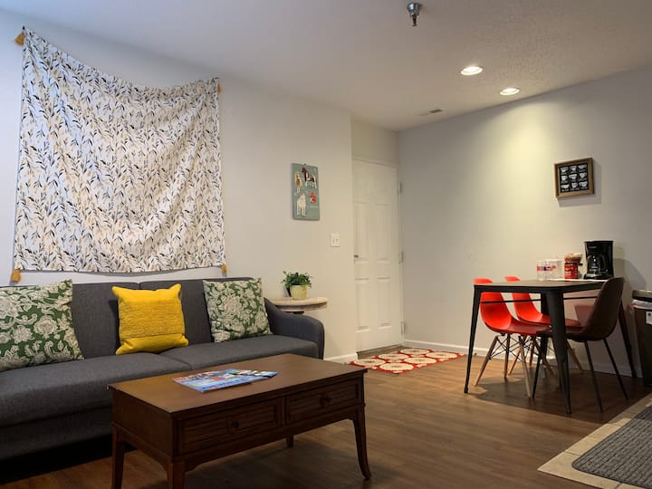 Cozy Apt With Private Entrance- Near Interstate - Omaha, NE