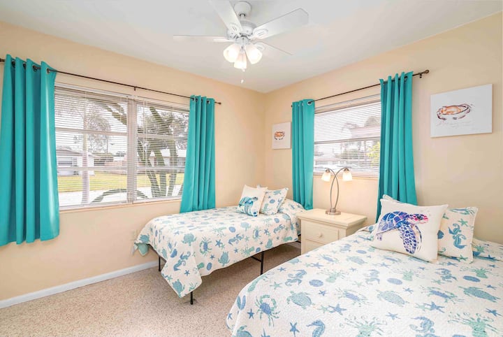 Aloha Villa Pet Friendly 3 Miles To Siesta Key #2 - Sarasota, FL