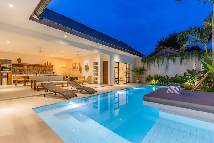 Stunning Berawa Canggu Retreat | New & Modern - Canggu