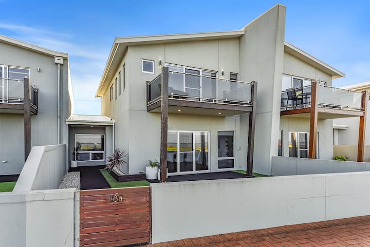 Beach Front In The Heart Of Port Macdonnell - Port Macdonnell