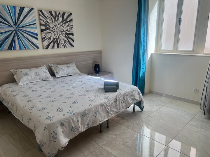 Bedroom With Double Bed/ Sliema - Valletta, Malta