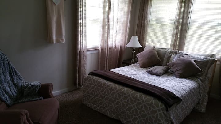 Beautiful Home, Near University Of Toledo (A) - Toledo, OH