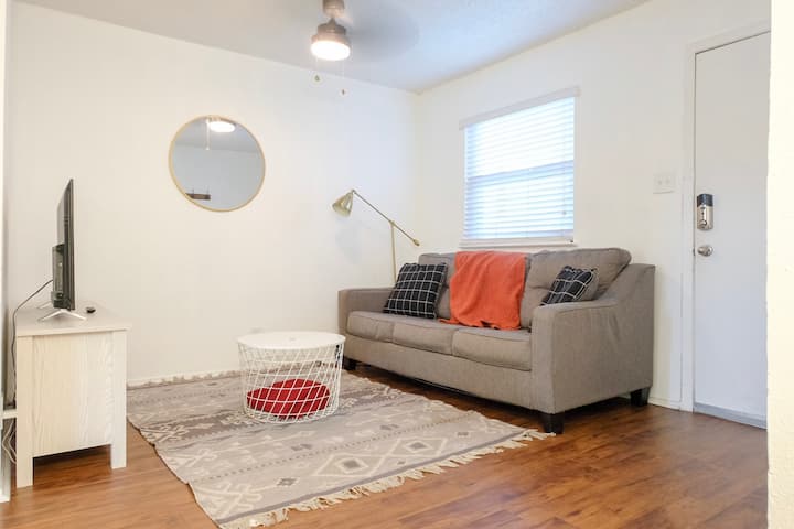Clean Condo Near Downtown & Ut With Huge Pool - Austin, TX