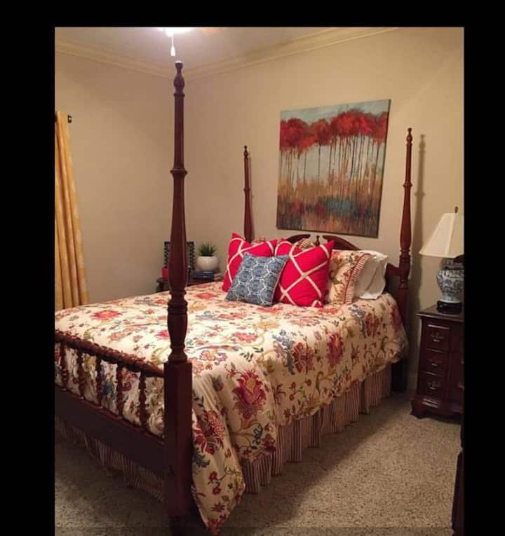 Oxford Getaway Floral Room - Oxford, MS