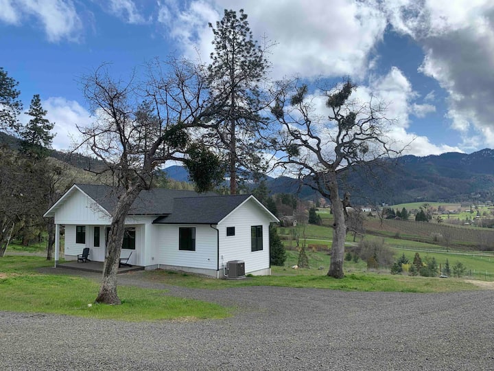 Modern Farmhouse, Country Views - Oregon Shakespeare Festival