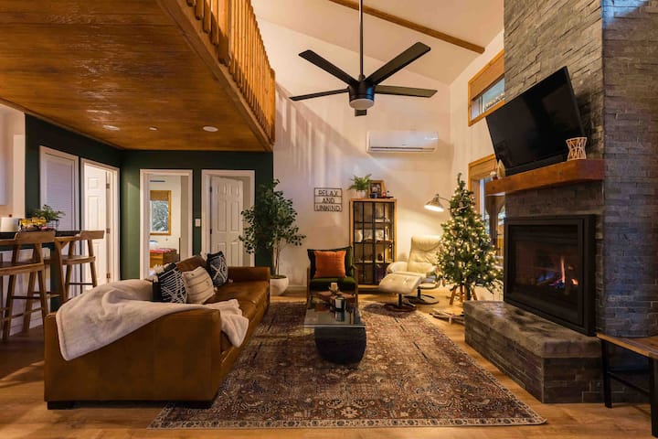 Brand New Cabin: Hot Tub, Pool Table, Bonus Studio - Big Bear, CA