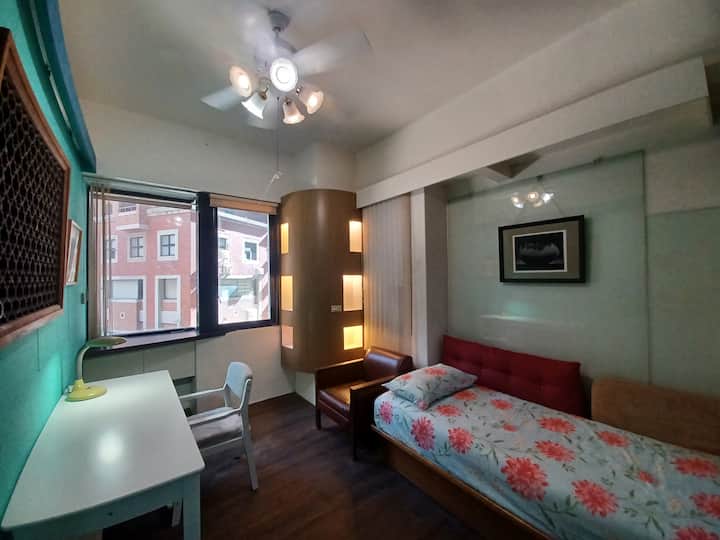 105: ［年租月租］捷運市府站立體閣樓大套房, 台中市中心地段, 新光大遠百光歌劇院, 市政公園 - North District